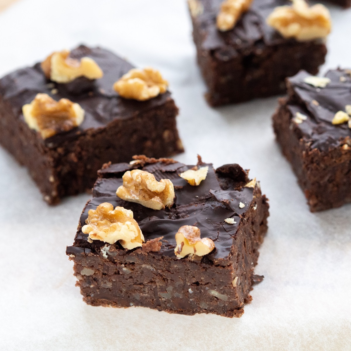 Opskrift på sund brownie med kikærter og dadler - Uden sukker og mel!