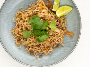 Opskrift på Asiatisk oksekødsret med nudler og kål - Færdig på kun 15 ...