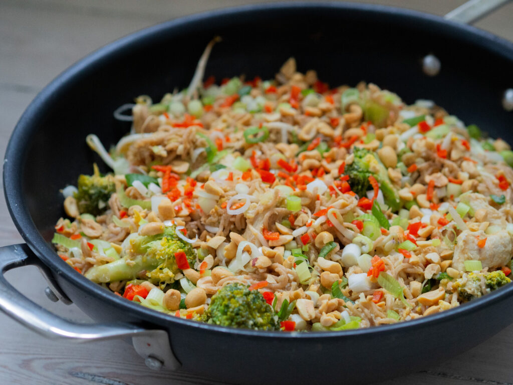 Opskrift på sund Pad Thai med kylling, nudler og broccoli - 25 minutter!