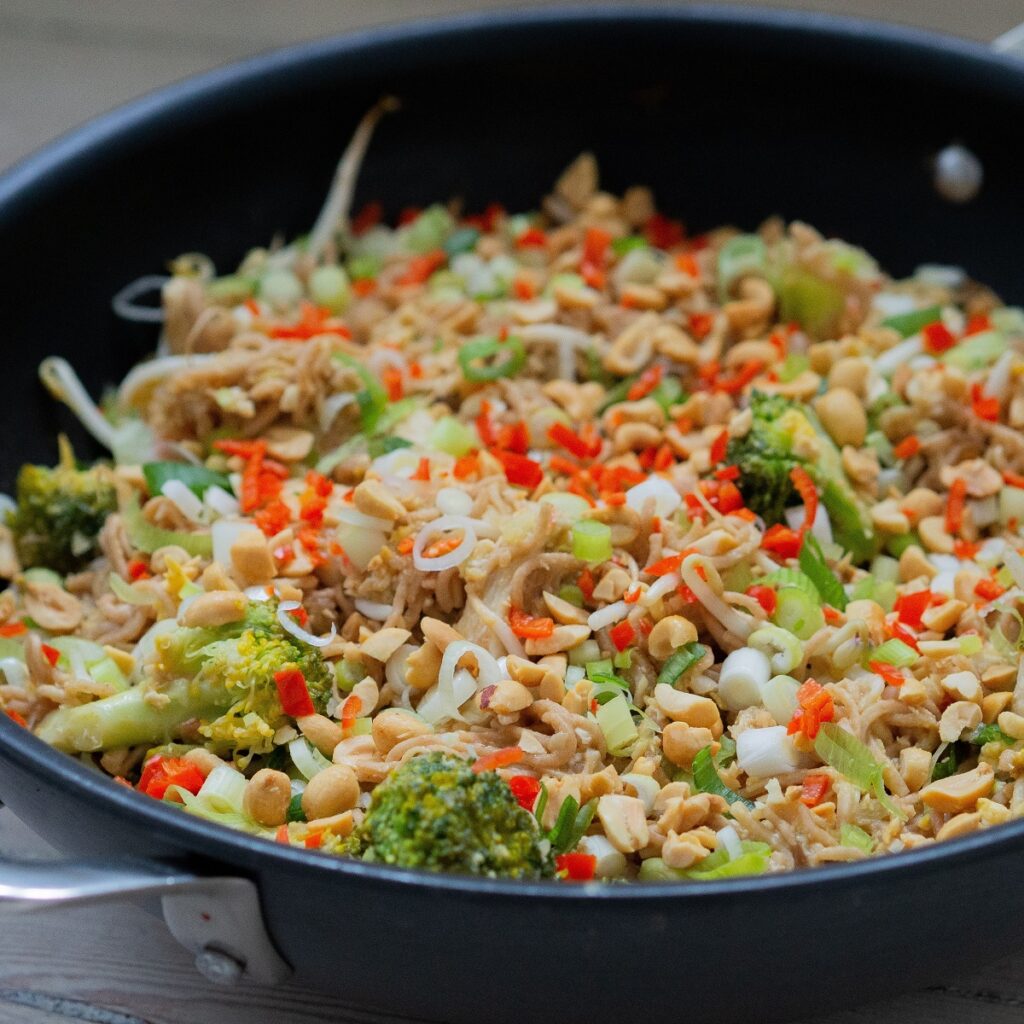 Opskrift på sund Pad Thai med kylling, nudler og broccoli - 25 minutter!